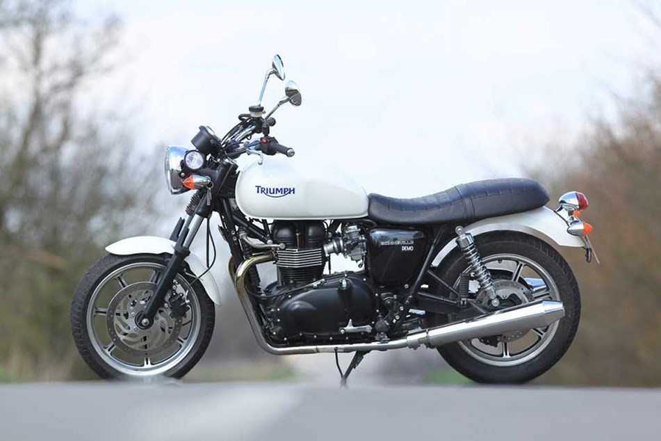 TRIUMPH BONNEVILLE 900 (2000-2016) Review, Specs & Prices | MCN