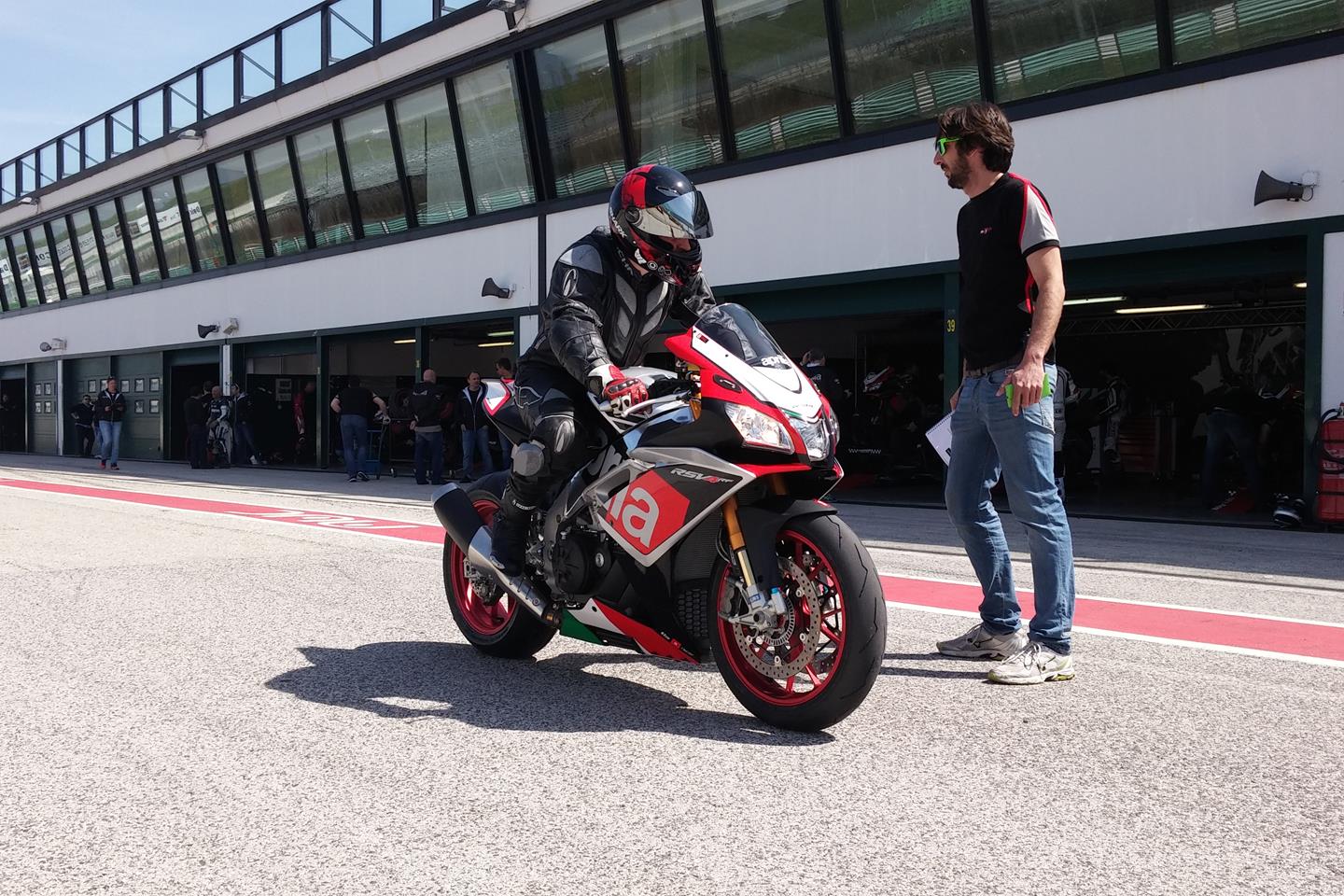 Aprilia RSV4 RF and Tuono V4 1100 RR first ride | MCN