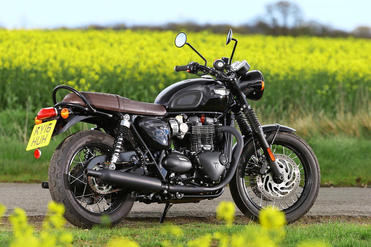 Studio photos of 2017 triumph t120 - oiocable