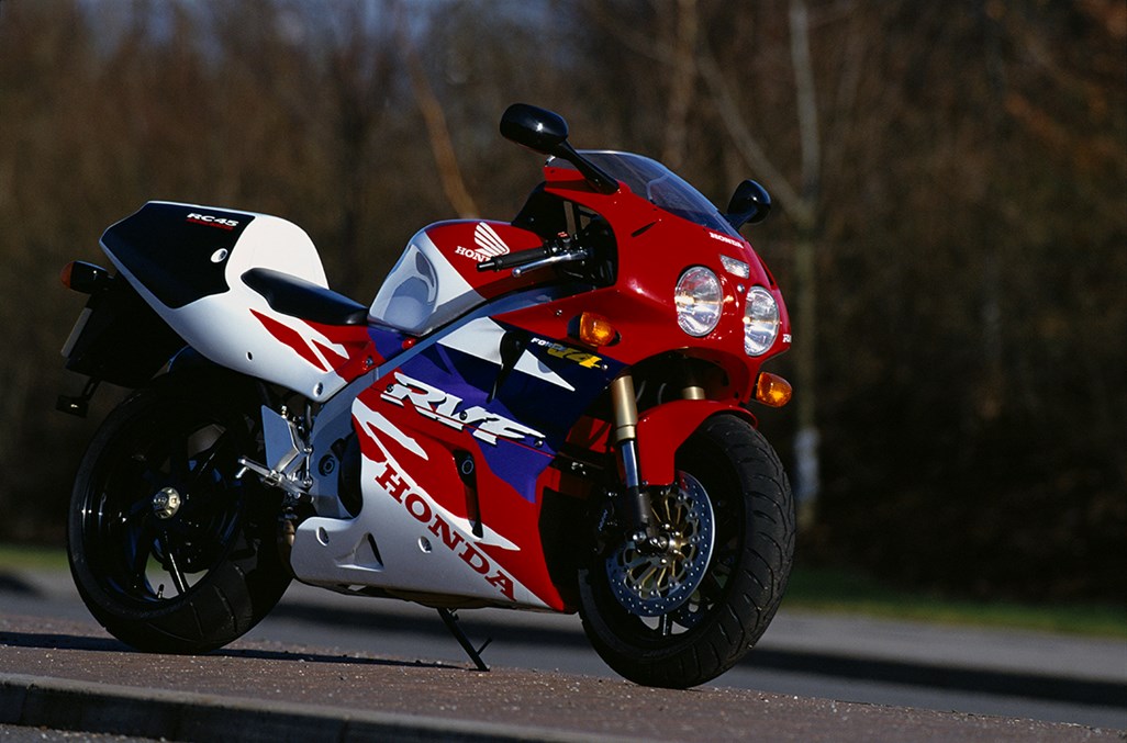 Our first ever ride of the Honda RC45 | MCN