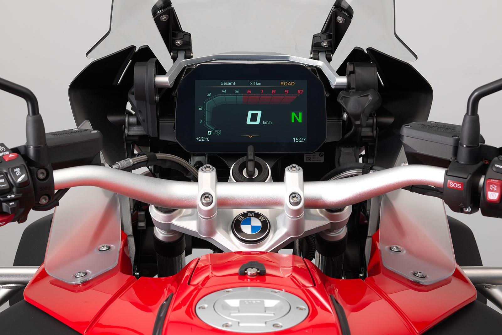 BMW's new TFT dash explained | MCN