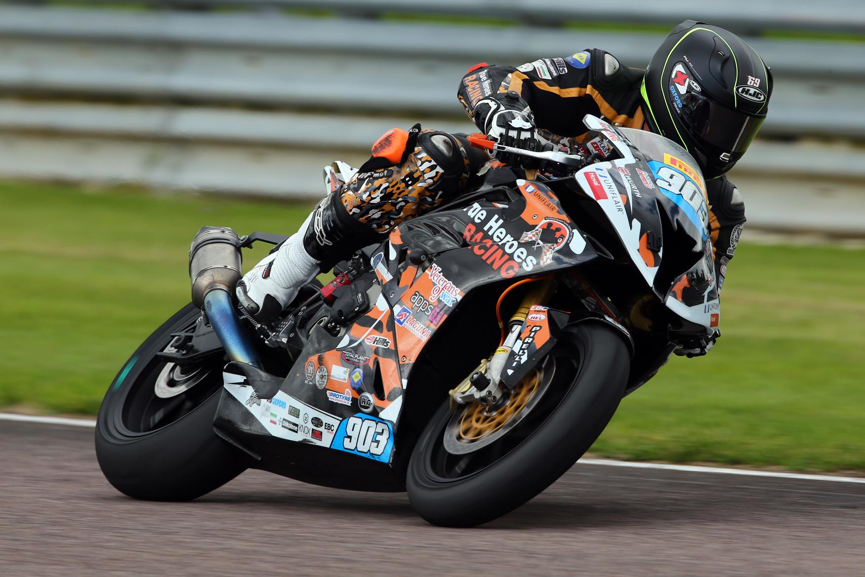 BSB: Superstock 1000 rider Mark Fincham dies after Thruxton crash | MCN
