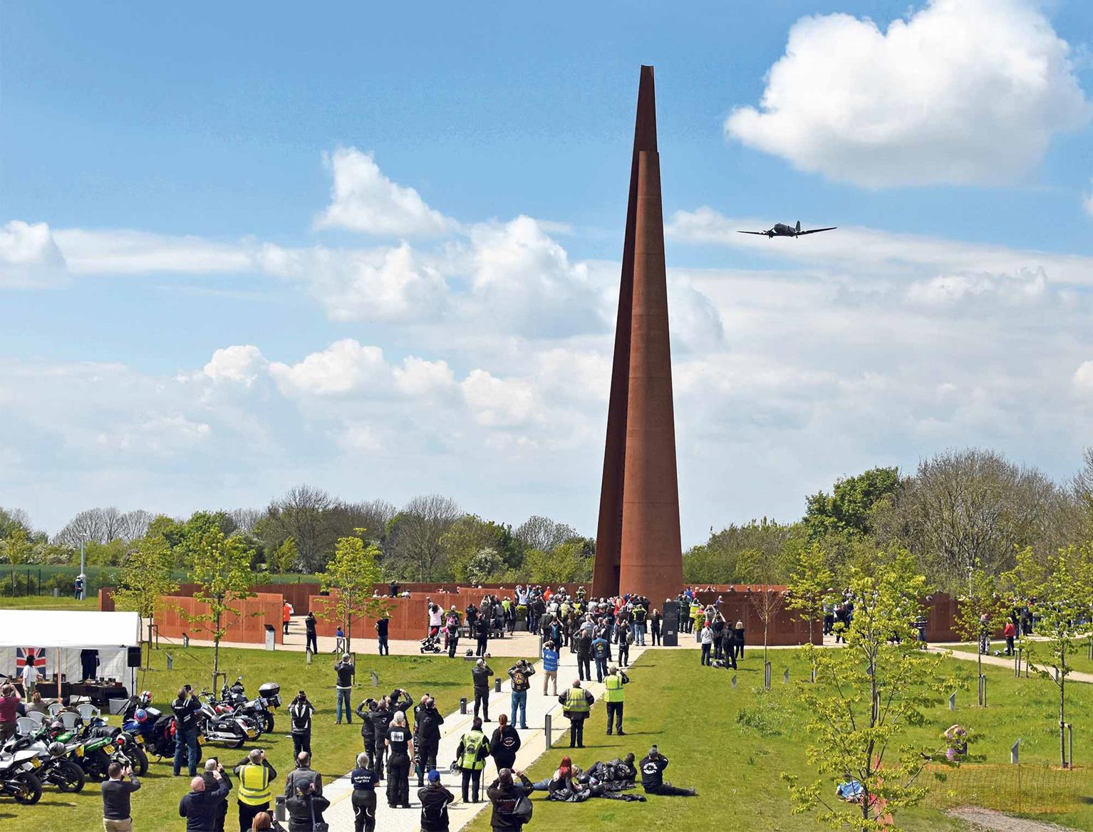 600 bikers honour bomber crews at Lincoln command centre | MCN
