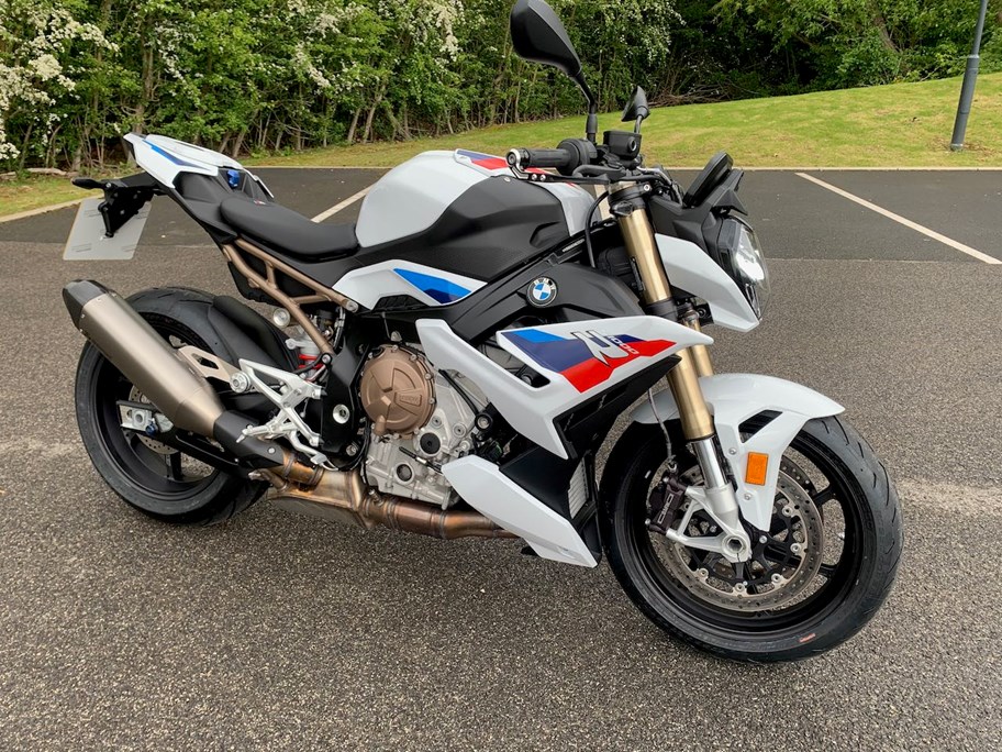 MCN Fleet: BMW S1000R takes on Brands Hatch | MCN