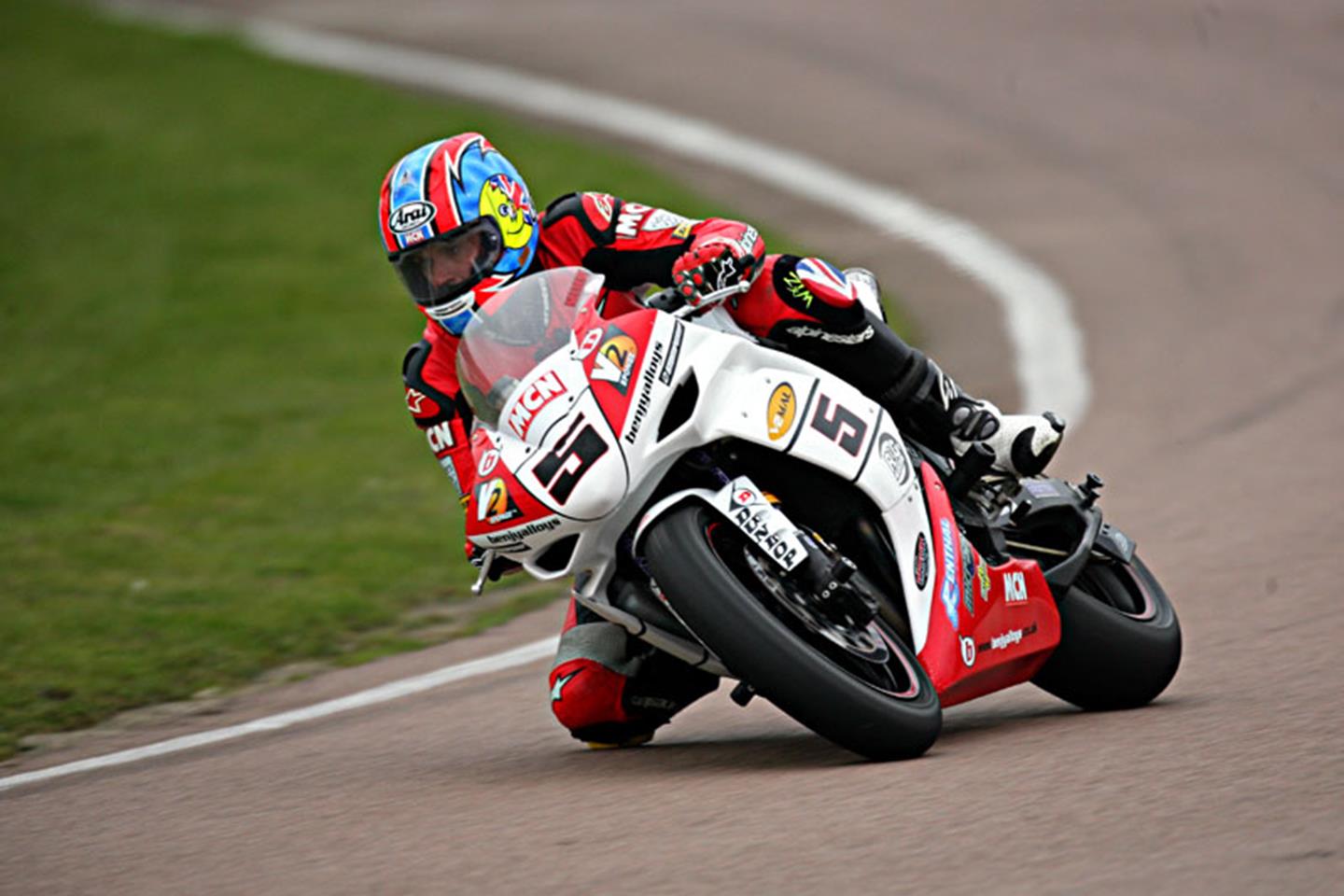MCN's Michael Neeves races MRO Powerbikes rnd 2 | MCN