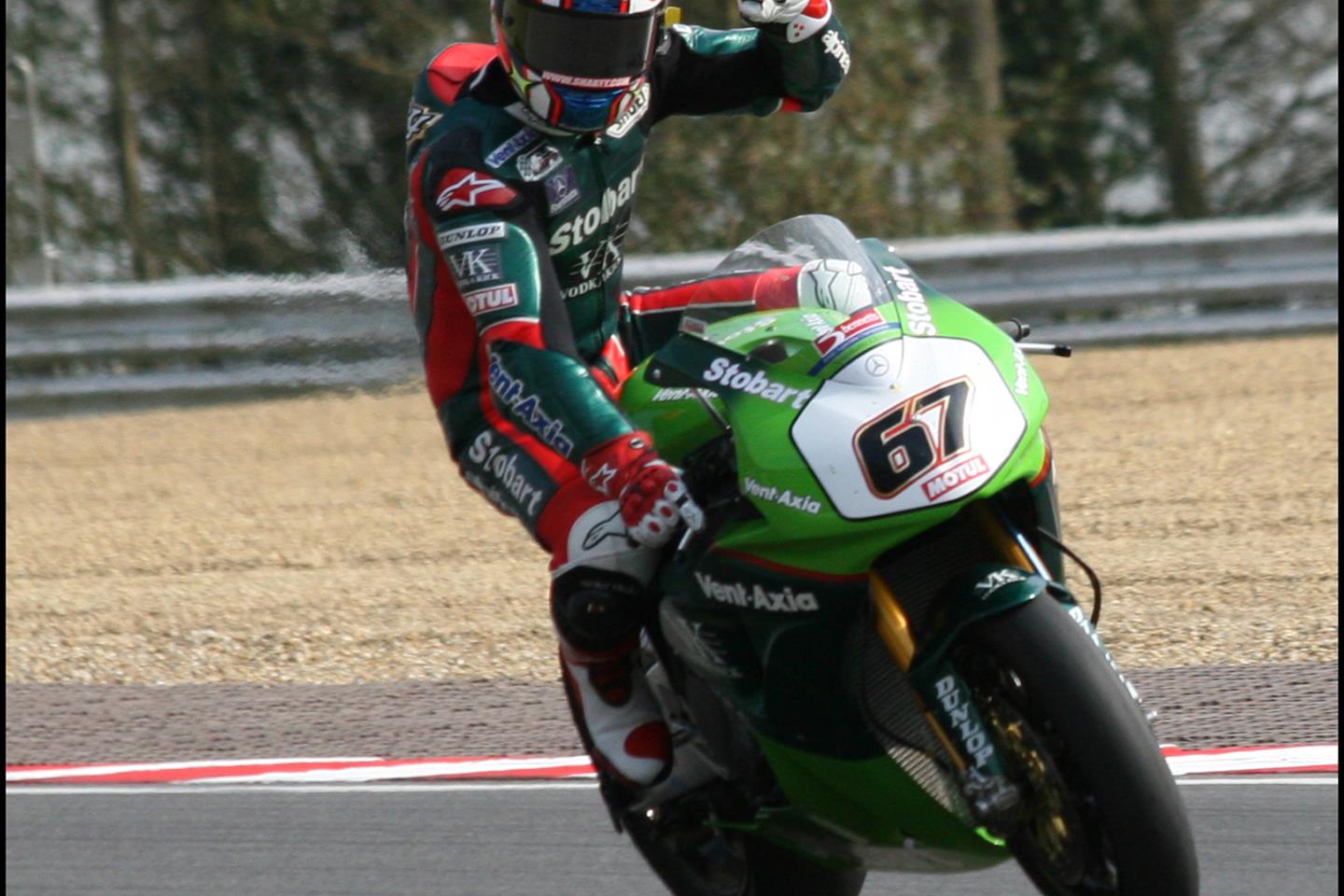 Shakey gives a wave to his friends | MCN