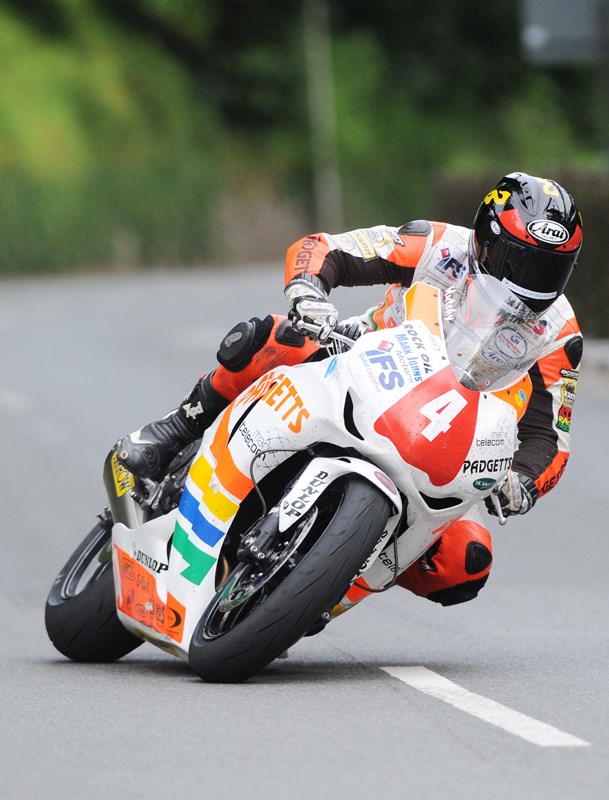 Isle of Man TT: Hutchinson wins sensational Superstock race | MCN