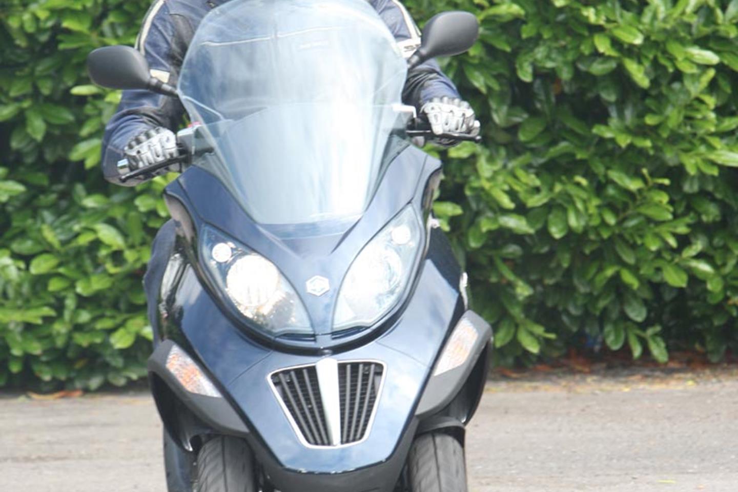 PIAGGIO MP3 400 (2008-on) Review | Speed, Specs & Prices | MCN