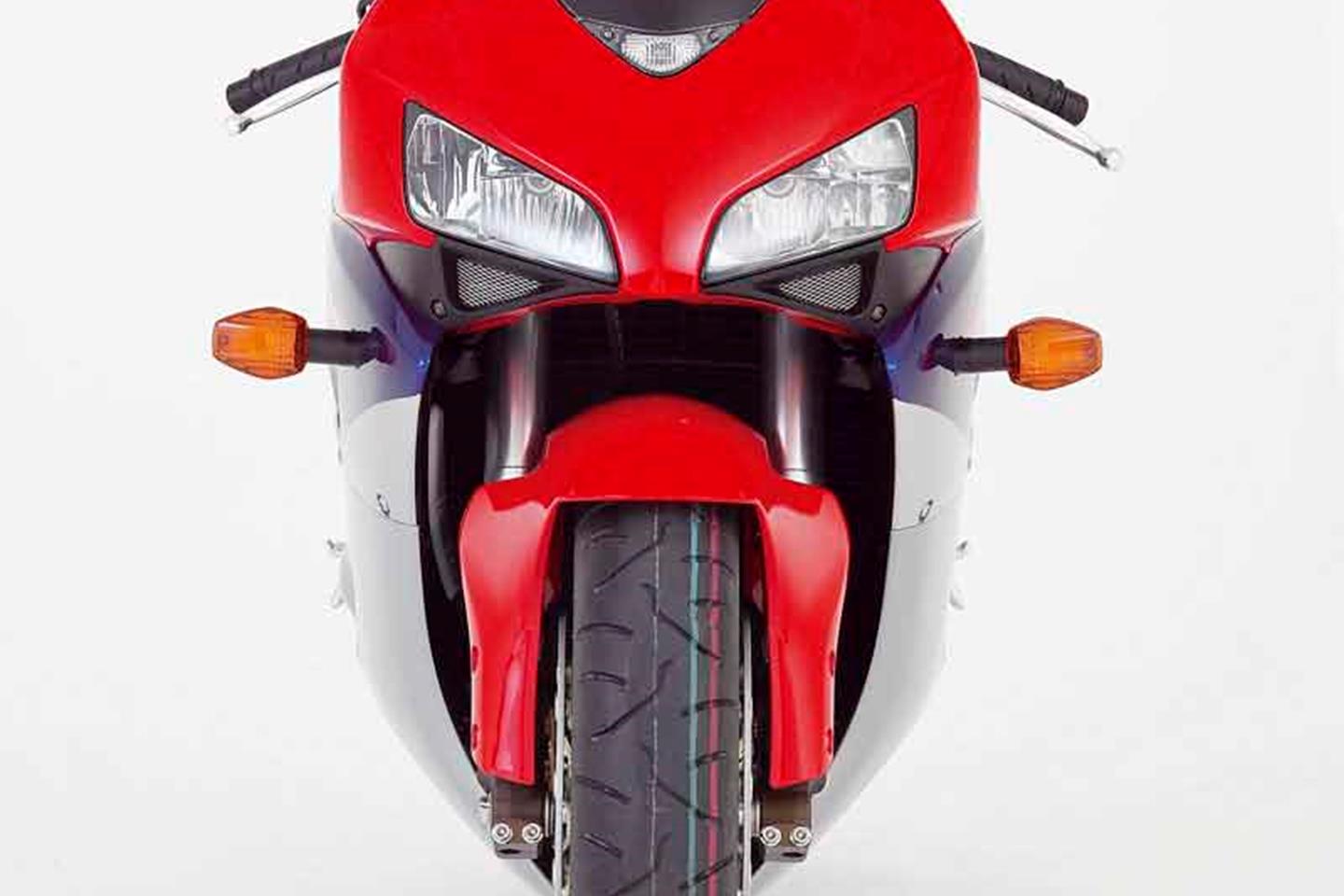 HONDA CBR1000RR FIREBLADE (2004 - 2005) Review | MCN
