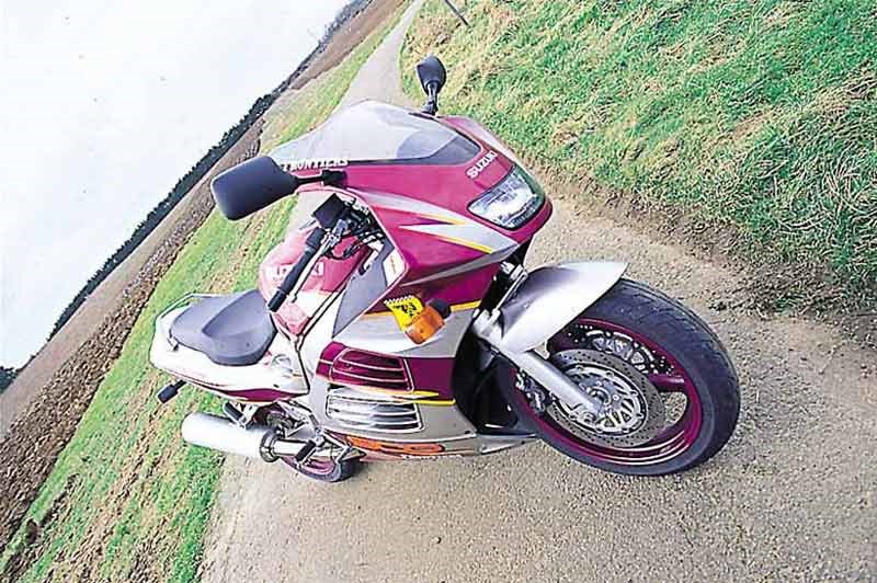 SUZUKI RF900 (1995-1999) Review | Speed, Specs & Prices | MCN