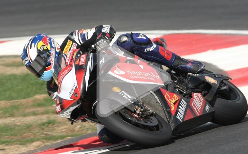 Video: 2009 Aprilia RSV4 and Yamaha R1 take to the track