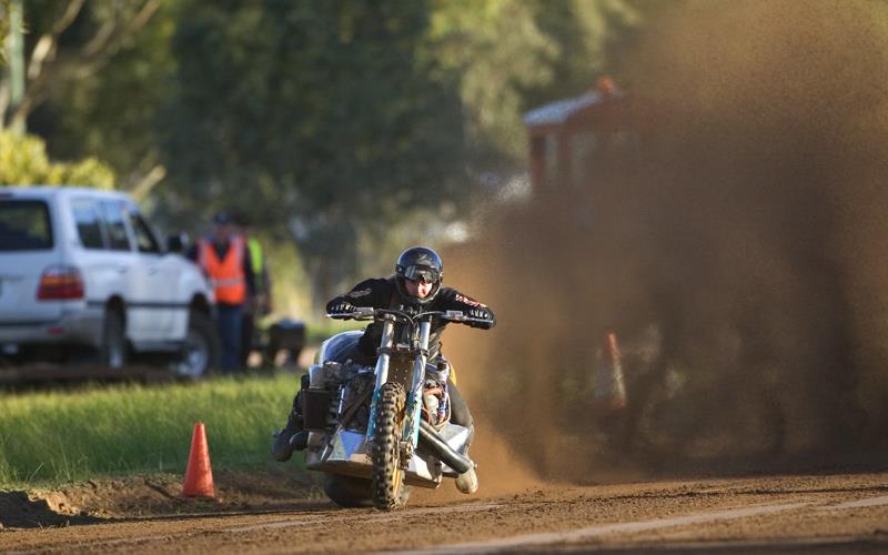Video: Sand drag racing in Australia