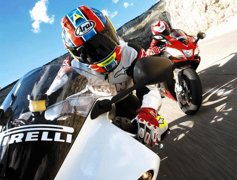 Video: Aprilia RSV4 vs Yamaha R1