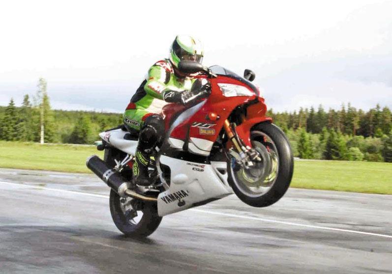 Video: 2WD Yamaha R1 ridden