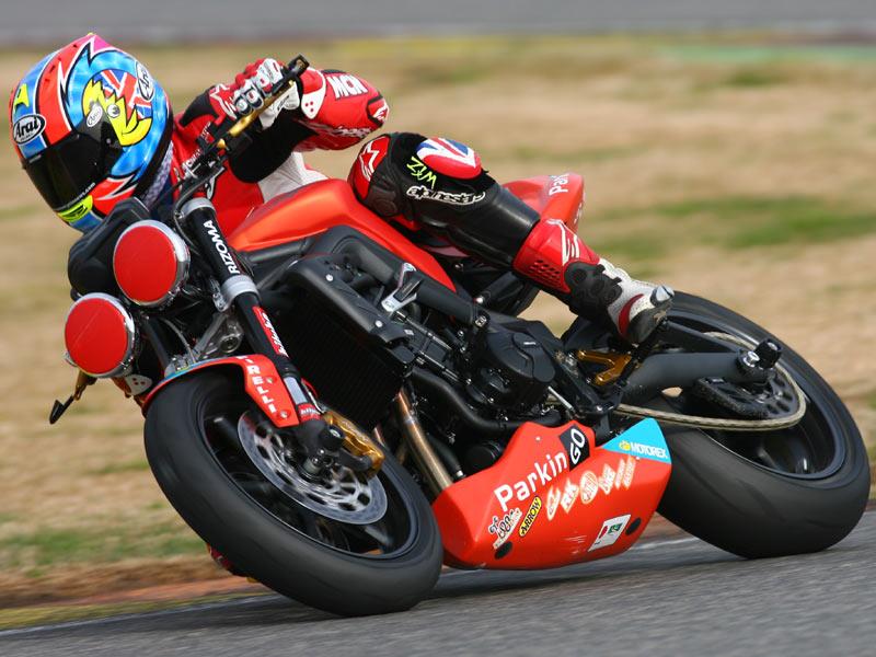 Video: Triumph Daytona 675 and Street Triple R race bikes ridden