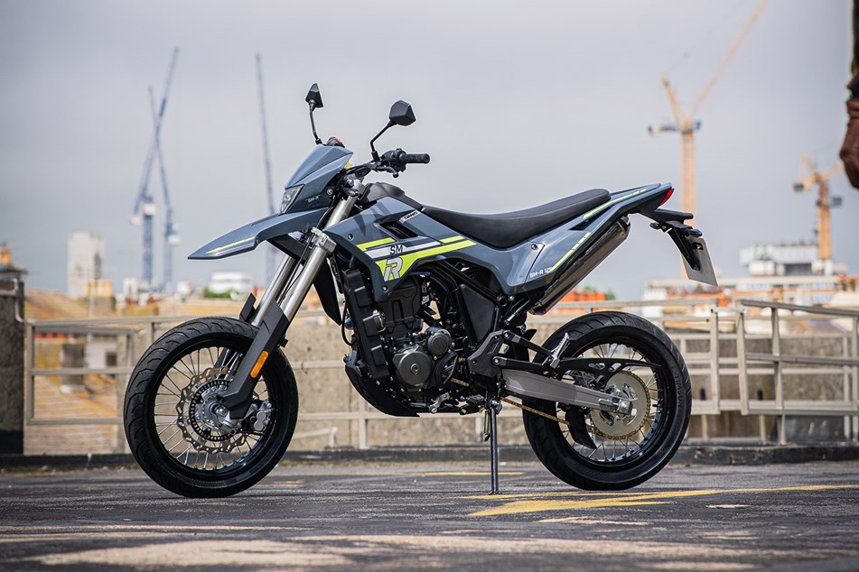 New Sinnis supermoto: SM-R 125 is new street version of SM-XE learner ...