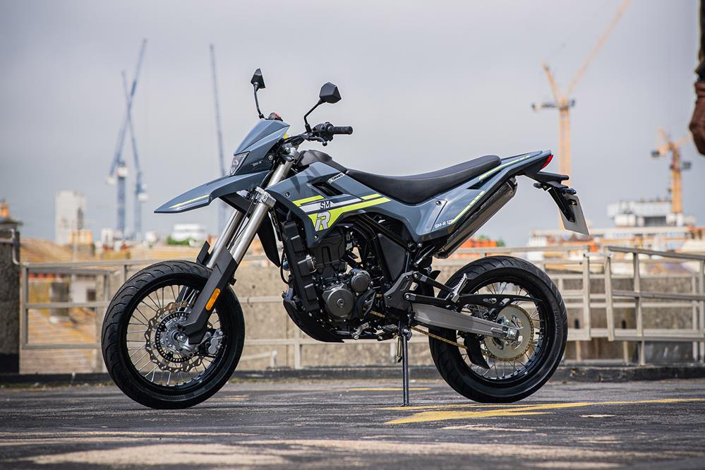 New Sinnis supermoto: SM-R 125 is new street version of SM-XE learner ...