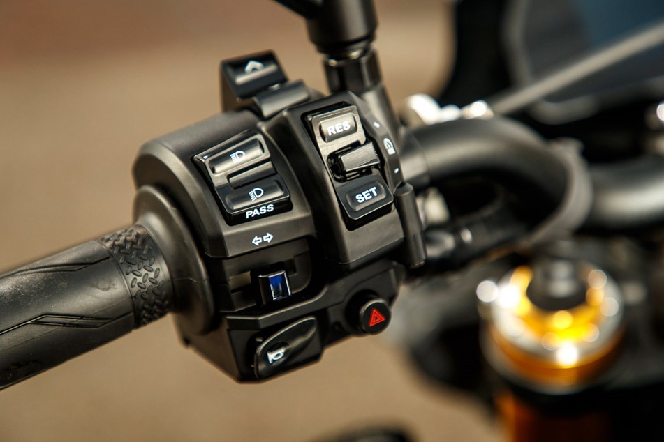 Yamaha MT-10 SP review - hypernaked much improved over MT-10