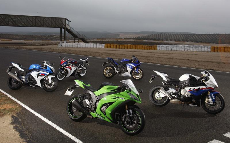 2011 Kawasaki ZX-10R takes on rivals