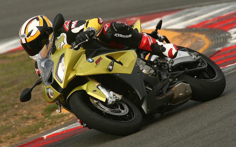 Video: S1000RR faster than an M3 even in the wet