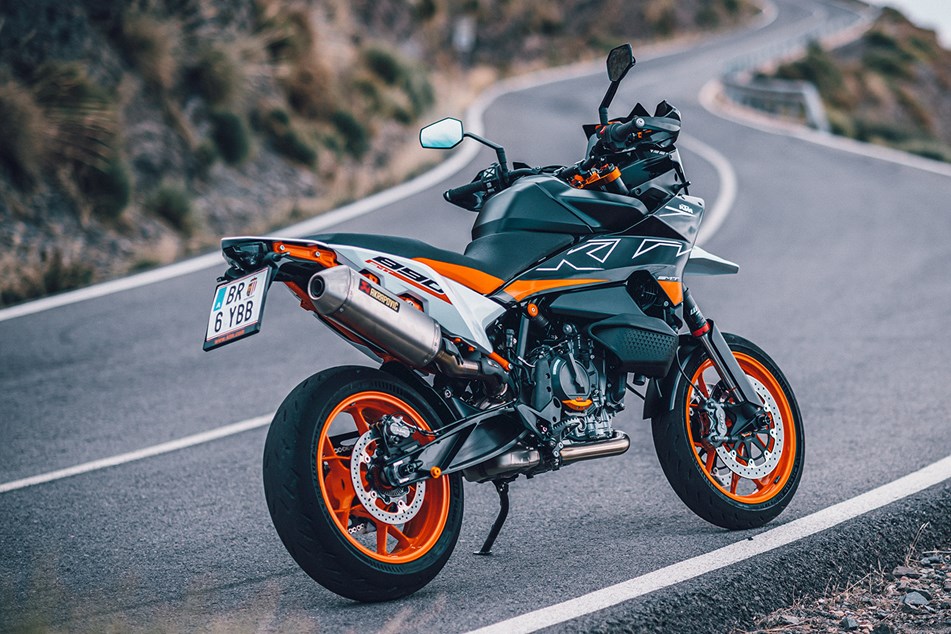 2023-on KTM 890 SMT Review: A potent hooligan tool!