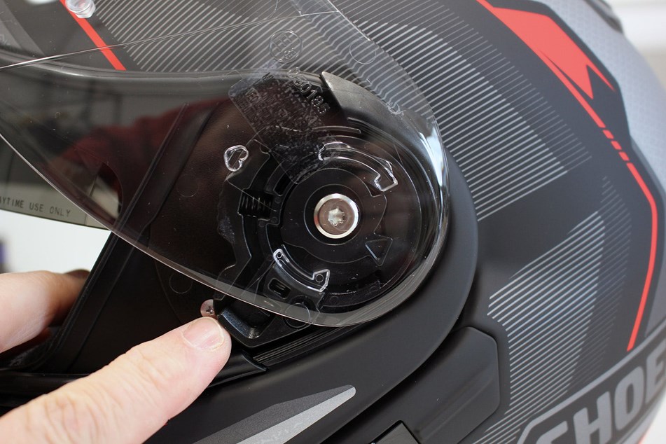 MCN's guide to fitting a Pinlock visor insert to your helmet