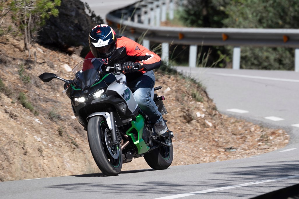 KAWASAKI NINJA 7 HYBRID (2024 - on) Review