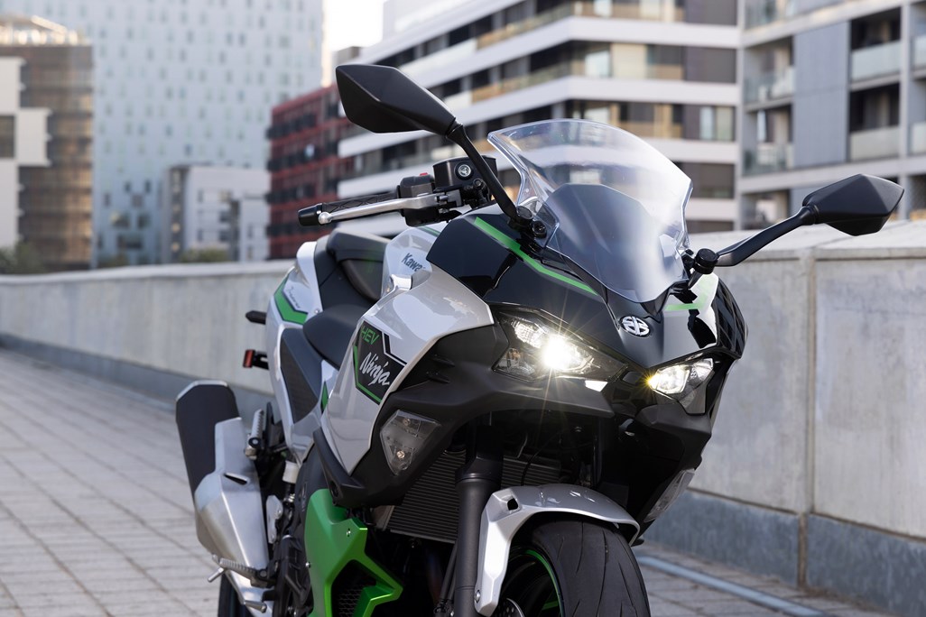 KAWASAKI NINJA 7 HYBRID (2024 - on) Review