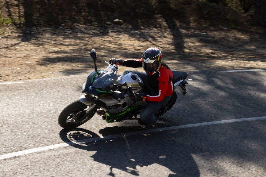 KAWASAKI NINJA 7 HYBRID (2024 - on) Review