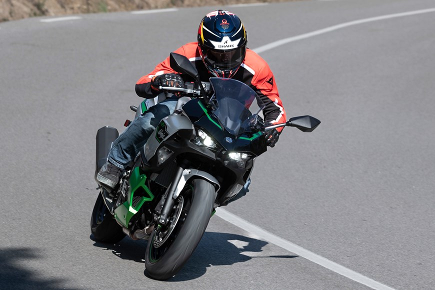 KAWASAKI NINJA 7 HYBRID (2024 - on) Review