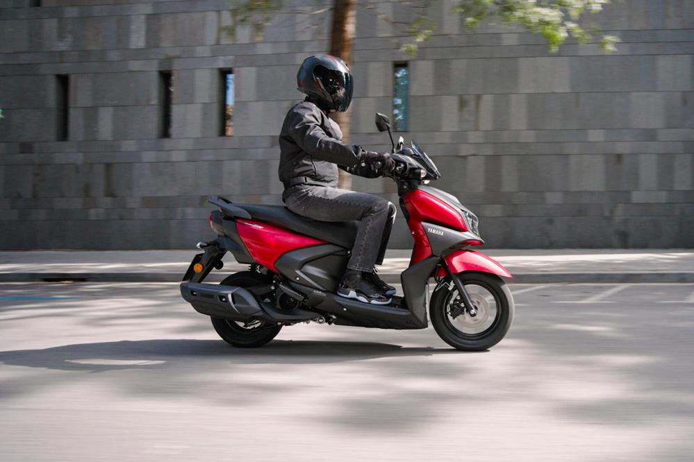 Yamaha’s RayZR scooter boasts light weight, style and hybrid tech