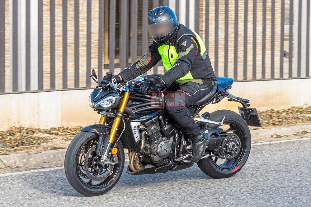 New Triumph Speed Triple RS spied testing electronic Öhlins