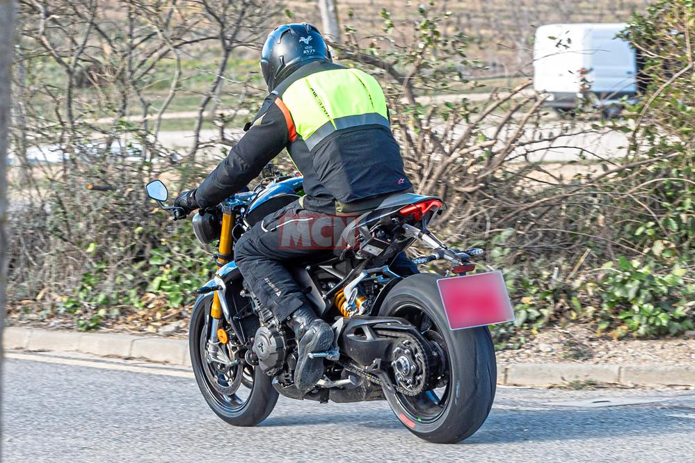 New Triumph Speed Triple RS spied testing electronic Öhlins
