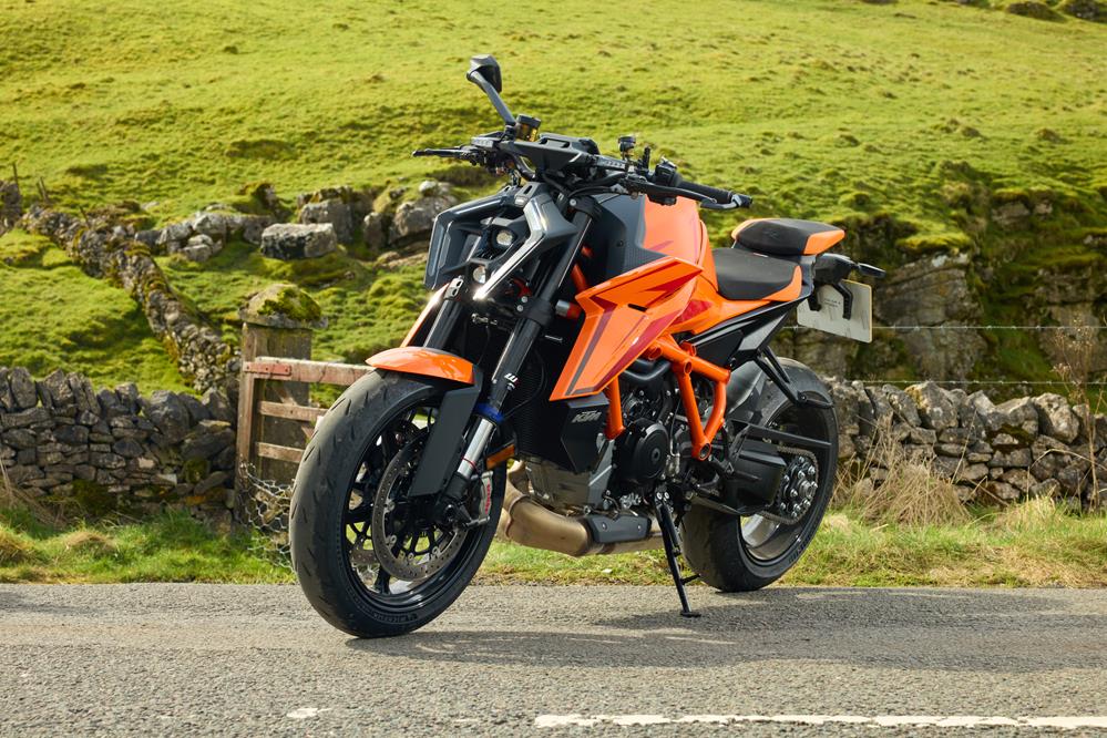 New KTM 1390 Super Duke R Evo battles rivals on twisty roads