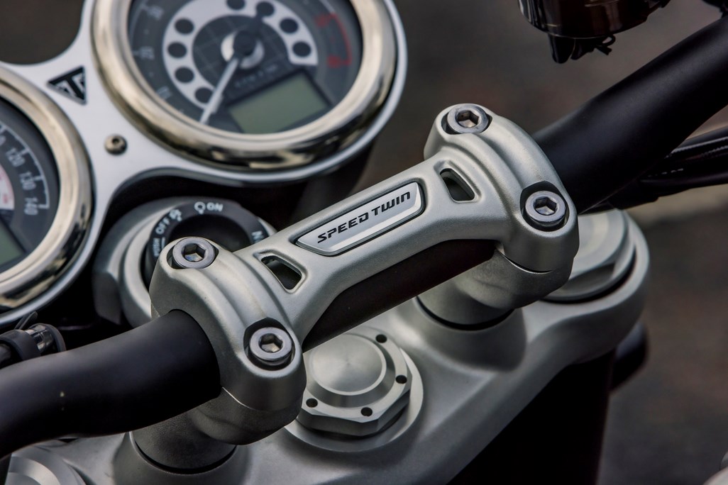BMW R12 nineT vs Triumph Speed Twin 1200 Comparison