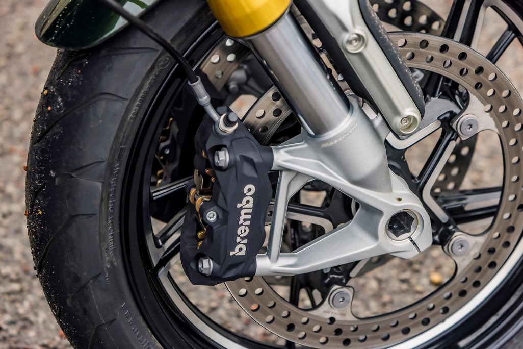 BMW R12 nineT vs Triumph Speed Twin 1200 Comparison