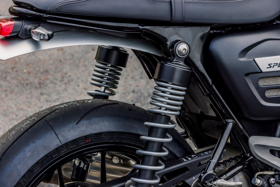 BMW R12 nineT vs Triumph Speed Twin 1200 Comparison