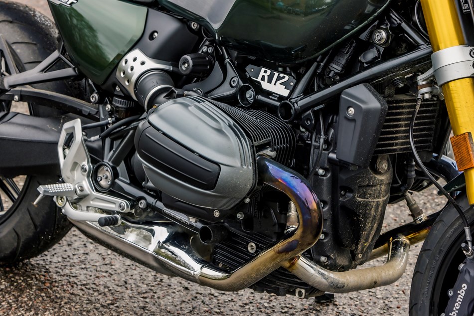 BMW R12 nineT vs Triumph Speed Twin 1200 Comparison