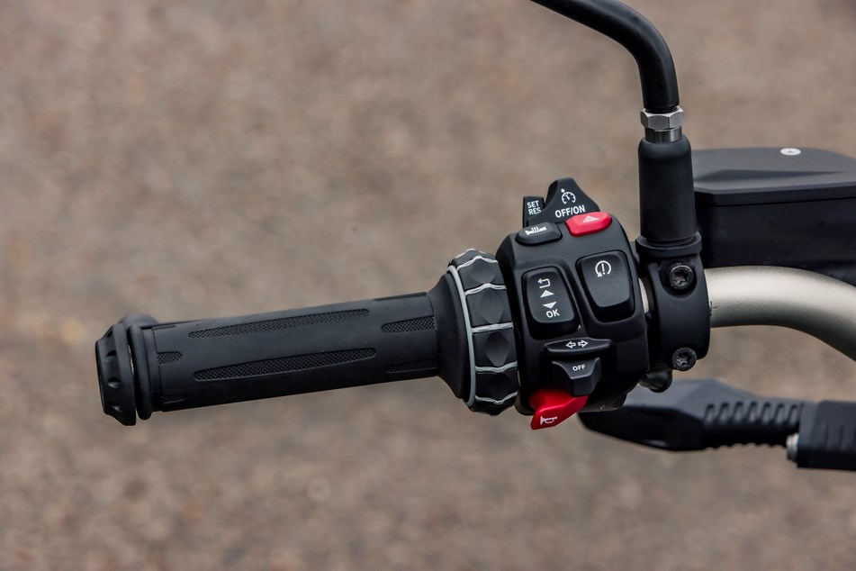 BMW R12 nineT vs Triumph Speed Twin 1200 Comparison