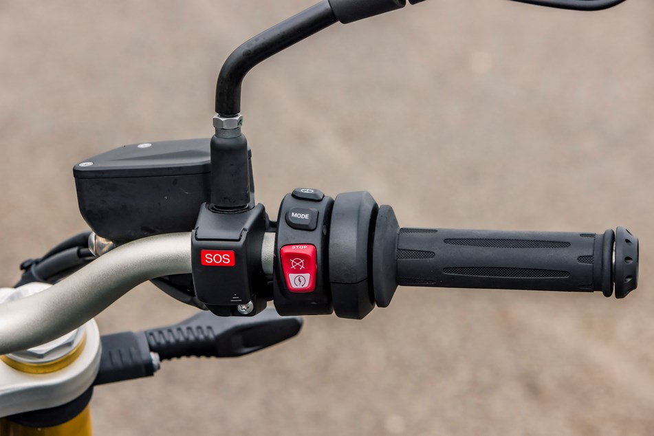 BMW R12 nineT vs Triumph Speed Twin 1200 Comparison