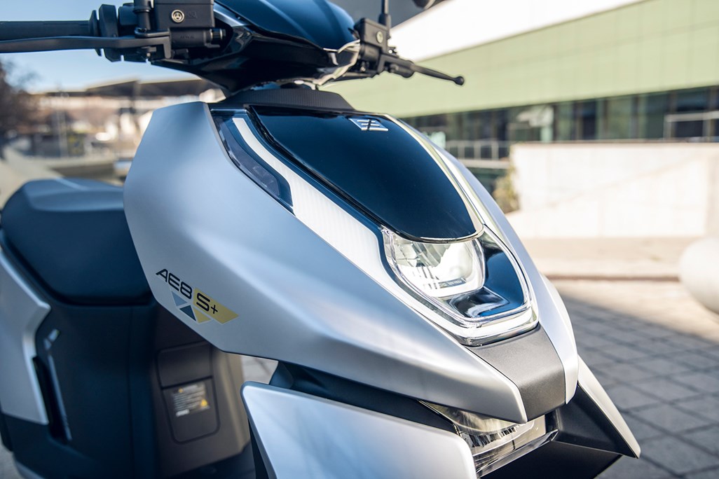 Zeeho AE8 S+ Review – Easy going battery scoot with a techy twist