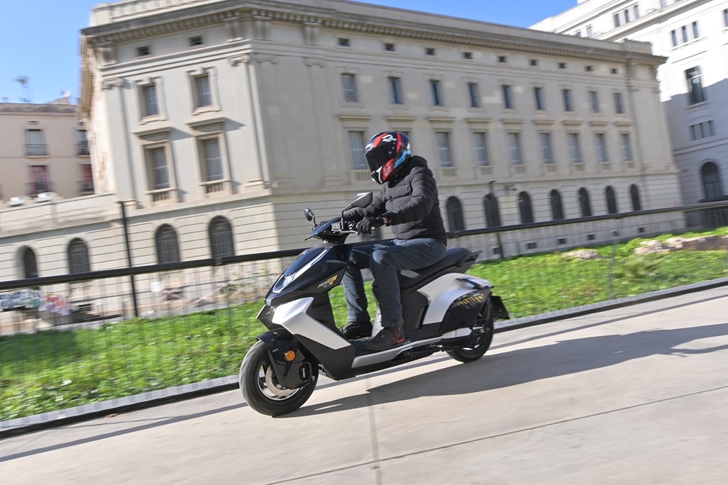 Zeeho AE8 S+ Review – Easy going battery scoot with a techy twist