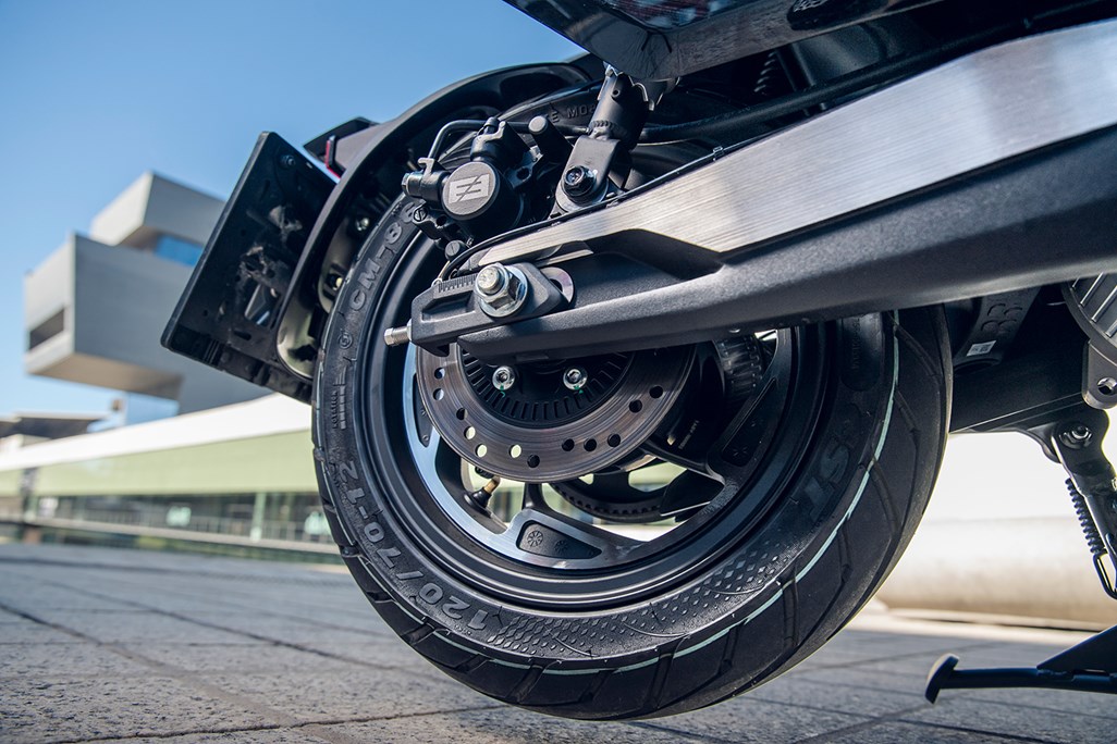 Zeeho AE8 S+ Review – Easy going battery scoot with a techy twist