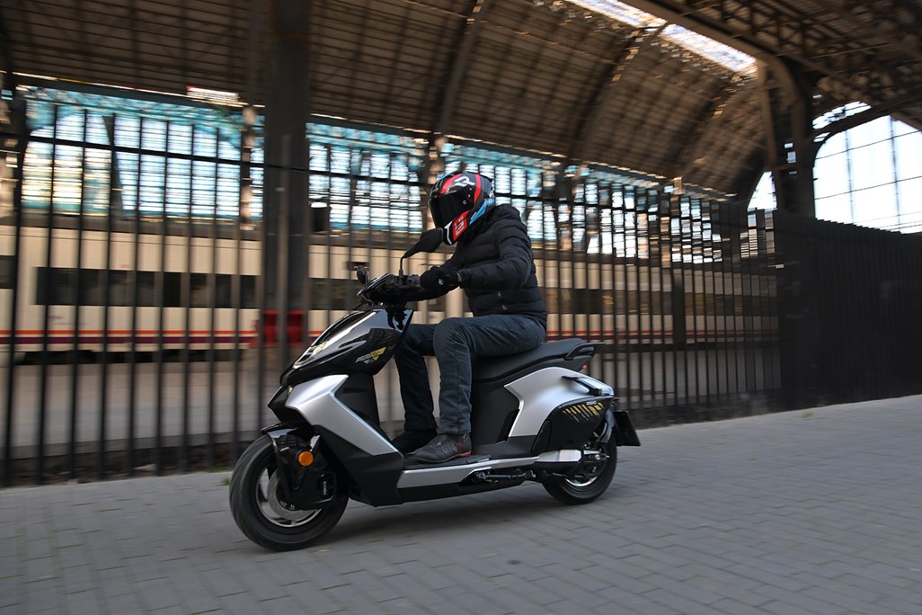 Zeeho AE8 S+ Review – Easy going battery scoot with a techy twist