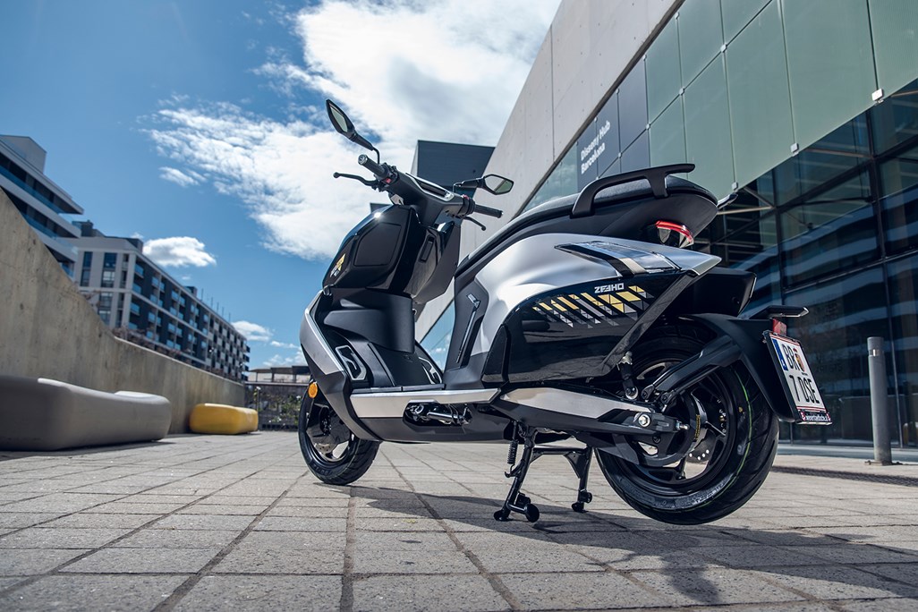 Zeeho AE8 S+ Review – Easy going battery scoot with a techy twist