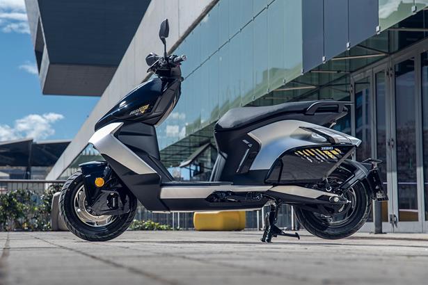 Zeeho AE8 S+ Review – Easy going battery scoot with a techy twist