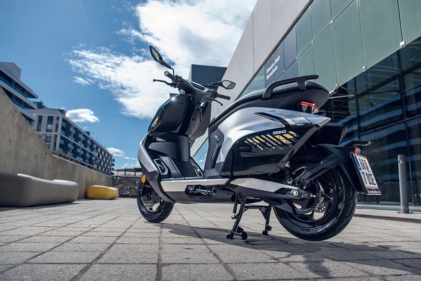 Zeeho AE8 S+ Review – Easy going battery scoot with a techy twist