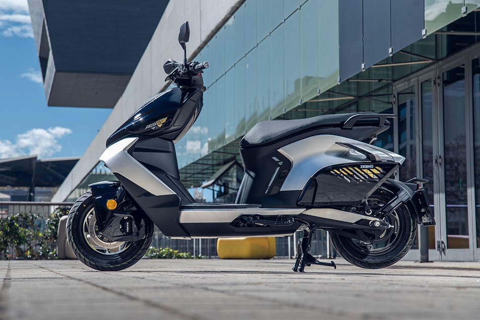 Zeeho AE8 S+ Review – Easy going battery scoot with a techy twist