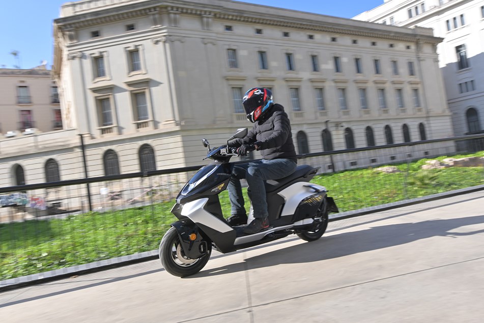 Zeeho AE8 S+ Review – Easy going battery scoot with a techy twist