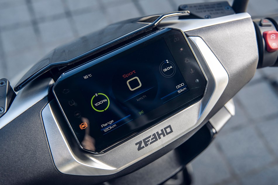 Zeeho AE8 S+ Review – Easy going battery scoot with a techy twist